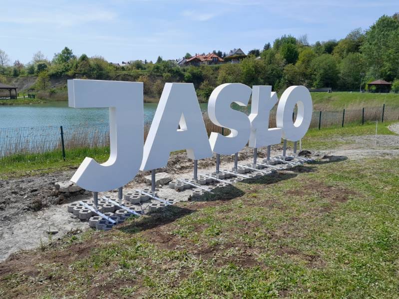 Na Przystanku Kwiatowa powstał napis "Jasło" :: Wiadomości :: Jaslo4u.pl